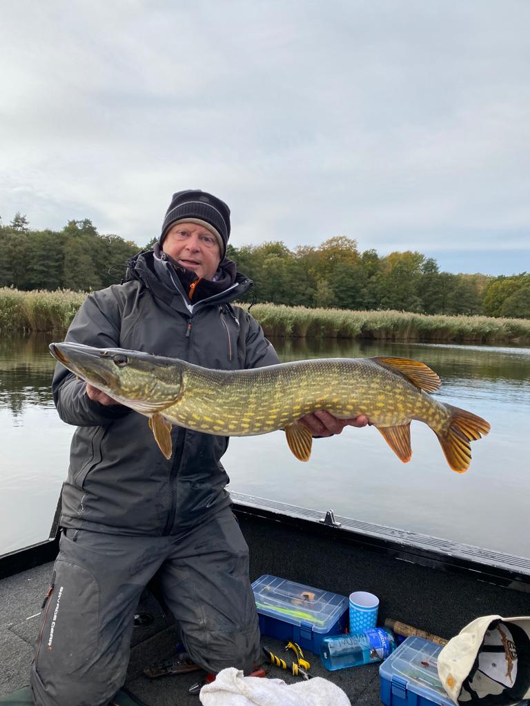 Grootste snoek tot nu toe & Bo Staartjes pakt uit in half uurtje ...