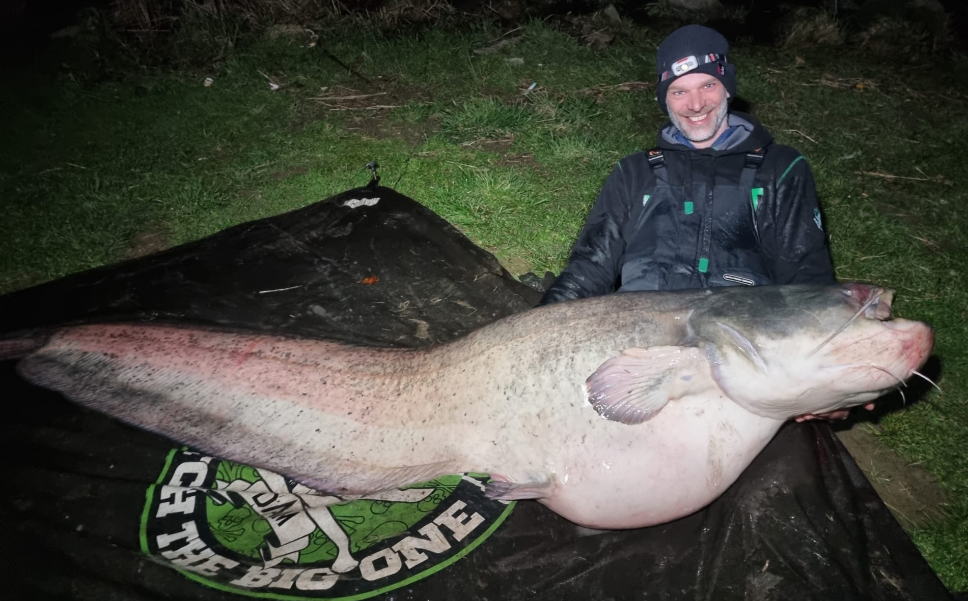 BREAKING *** Is dit vanaf de kant de grootste meerval ooit ? - Roofmeister